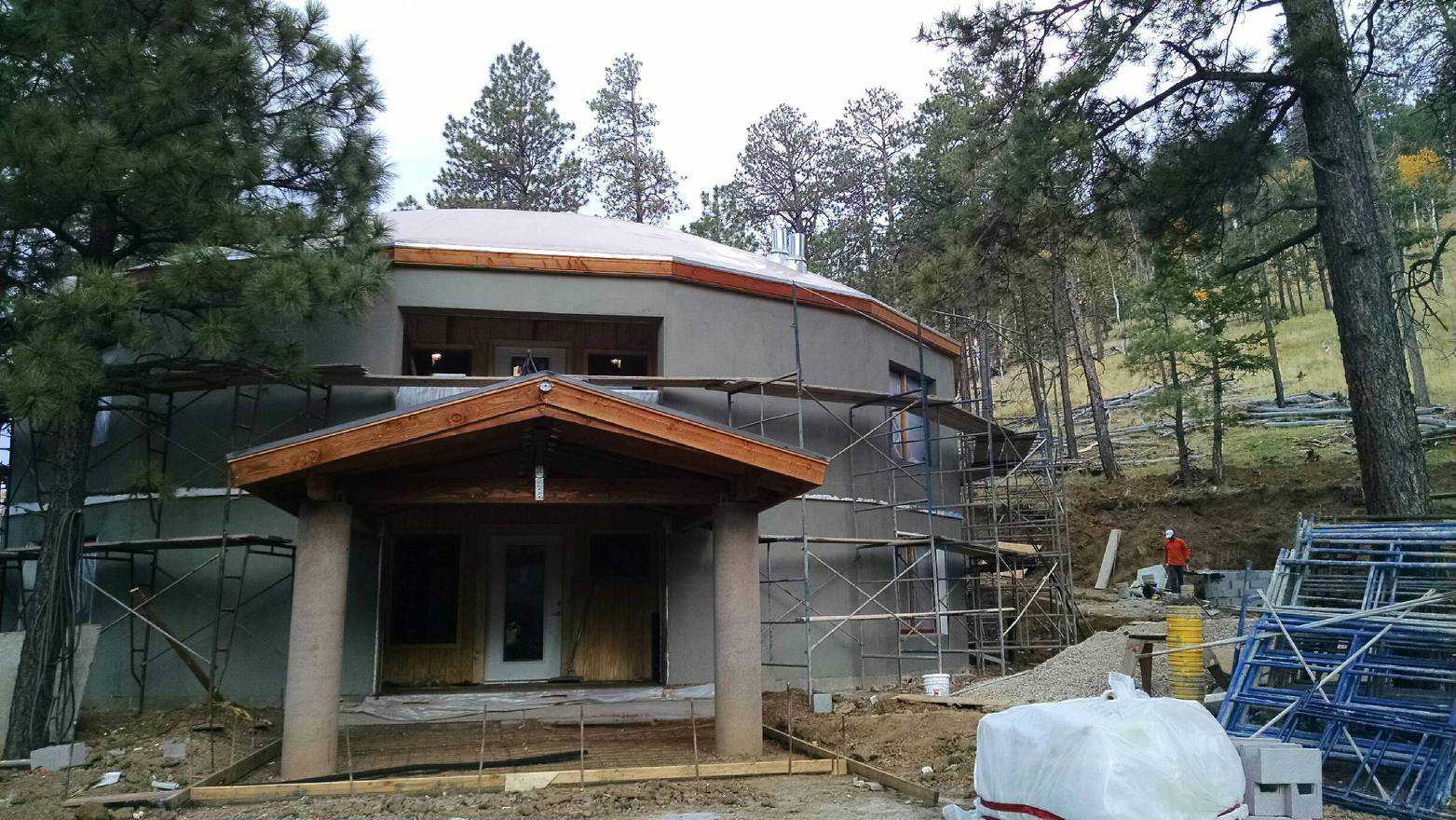 Beautiful mountain cabin ready for spring finish | Monolithic.org